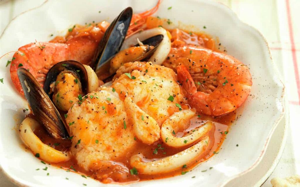 Zarzuela de pescado y marisco [Receta fácil y rápida]