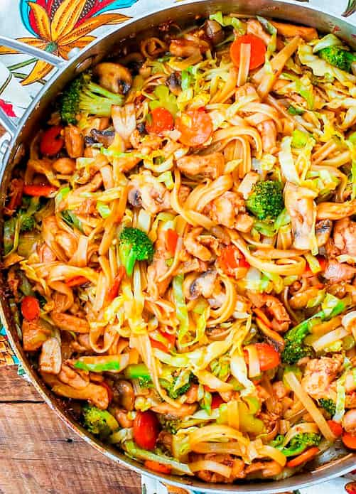 Tallarines con pollo y verduras Wok [Receta fácil]